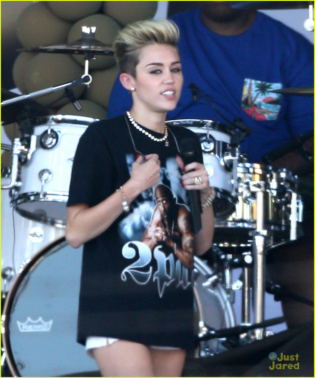 Miley Cyrus: VEVO Record Breaker! | Photo 572314 - Photo Gallery | Just ...