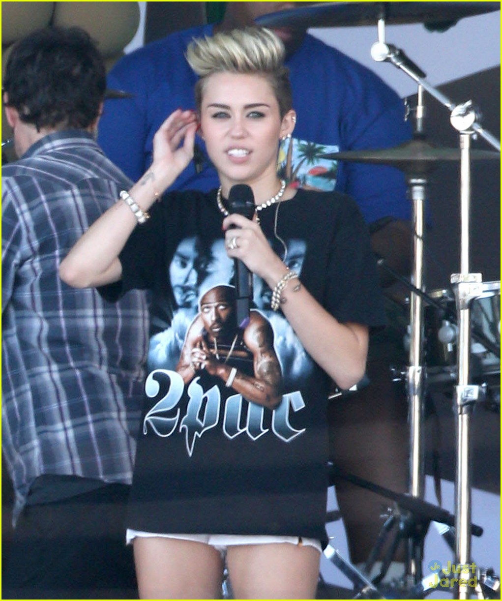 Miley Cyrus: VEVO Record Breaker! | Photo 572329 - Photo Gallery | Just ...