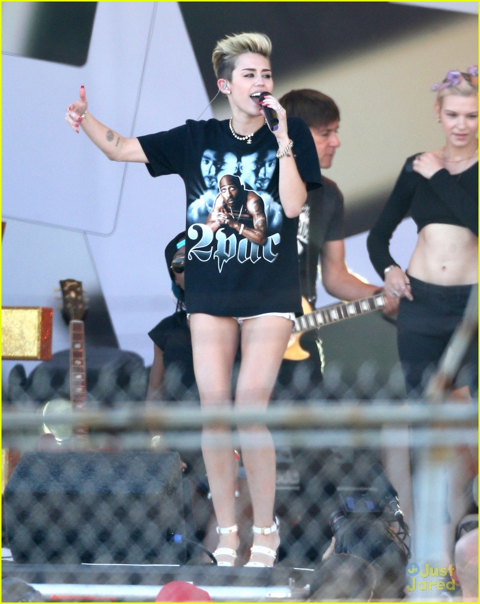 Miley Cyrus: VEVO Record Breaker! | Photo 572337 - Photo Gallery | Just ...