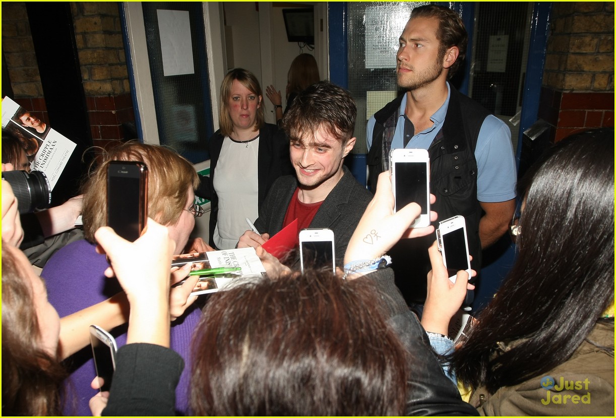 Daniel Radcliffe: Fan Friendly in London! | Photo 572157 - Photo ...