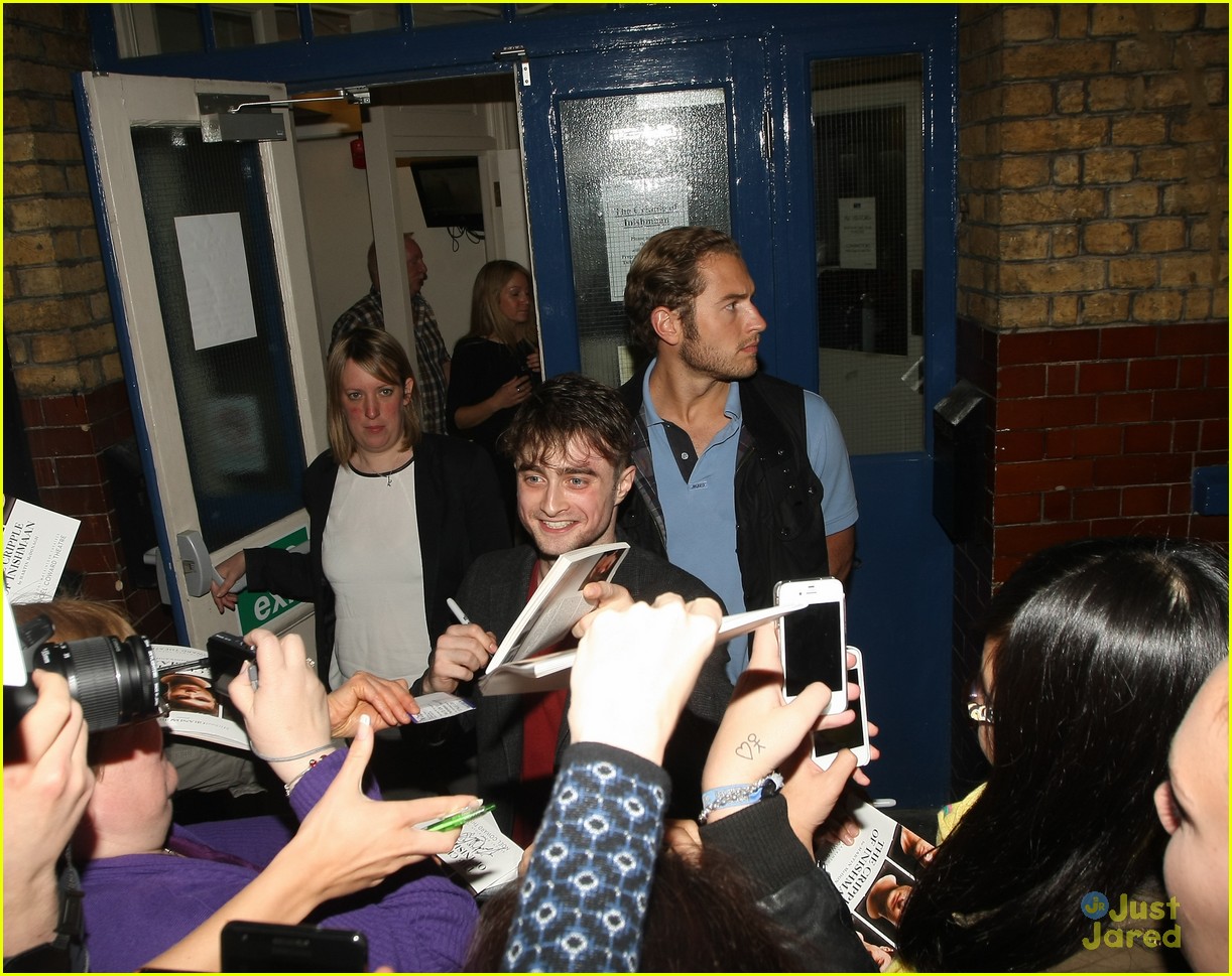 Daniel Radcliffe: Fan Friendly in London! | Photo 572159 - Photo ...