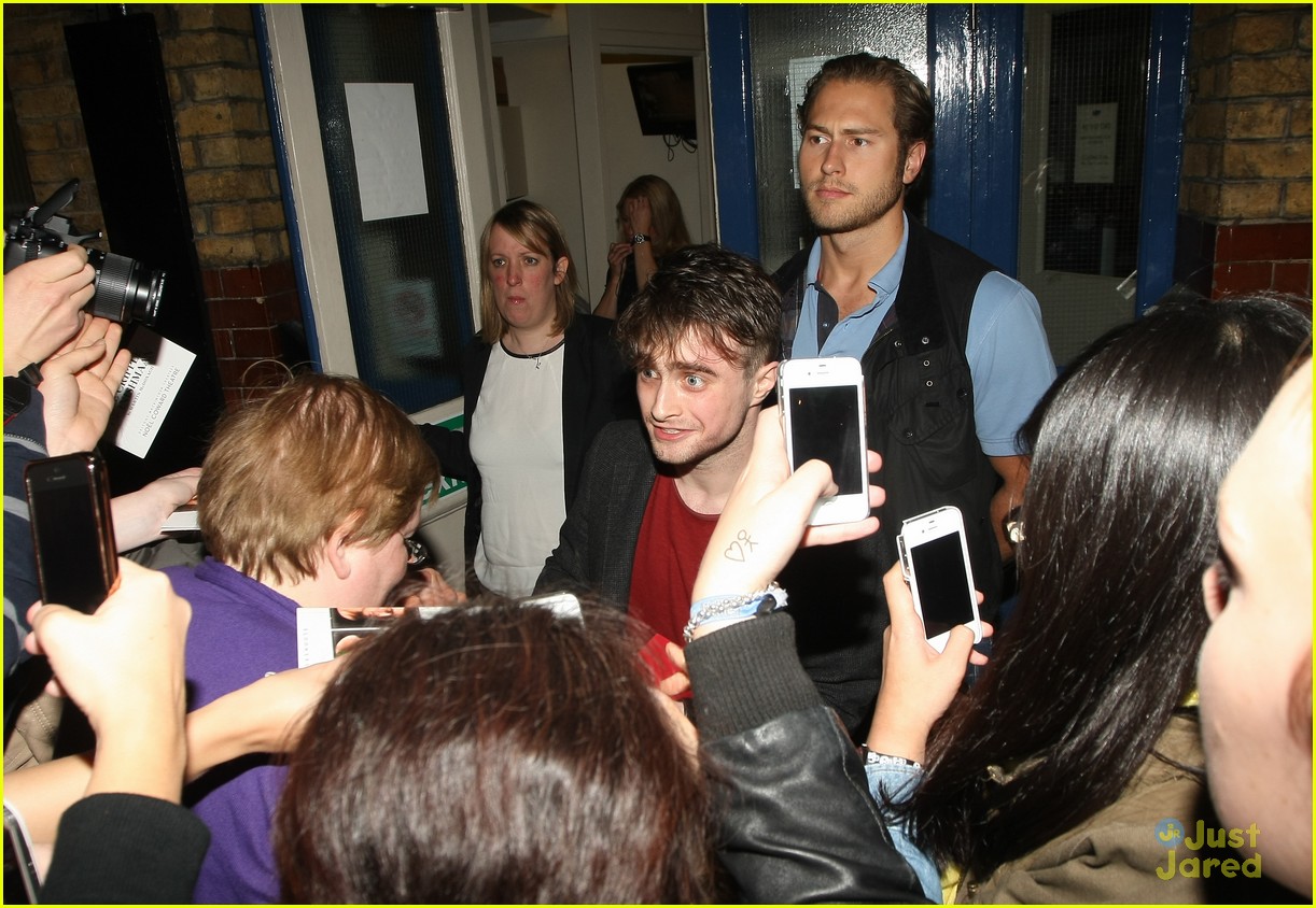 Daniel Radcliffe: Fan Friendly in London! | Photo 572165 - Photo ...