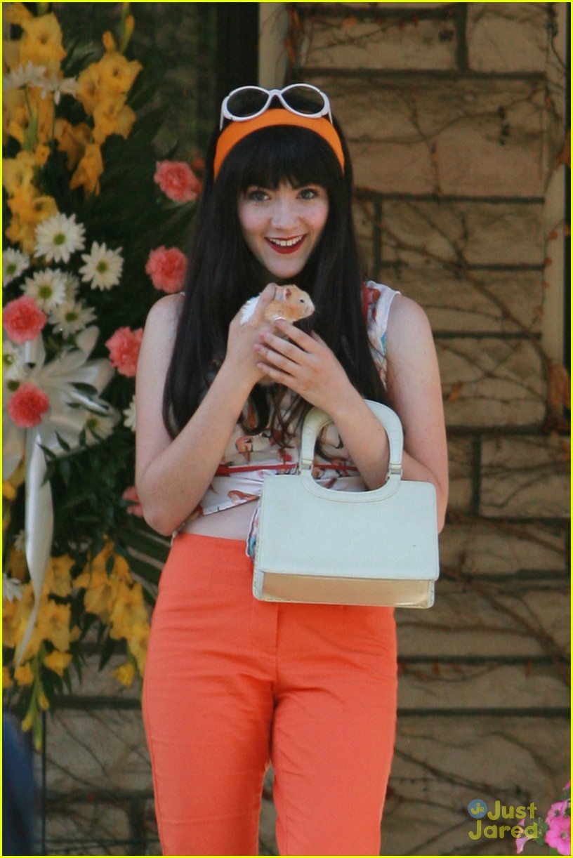 Isabelle Fuhrman & Joel Courtney: 'Dear Eleanor' Kisses | Photo 567771 ...