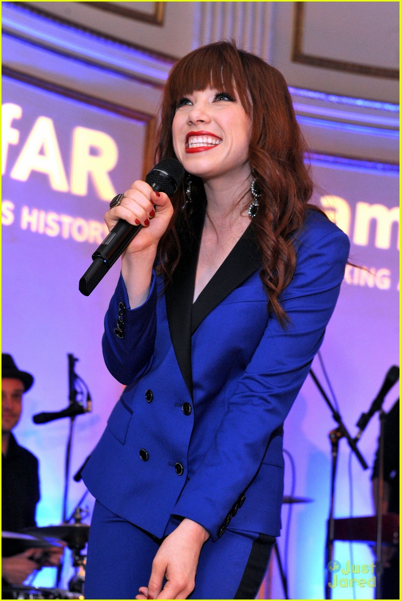 Carly Rae Jepsen: amfAR Inspiration Gala Performance Pics! | Photo ...