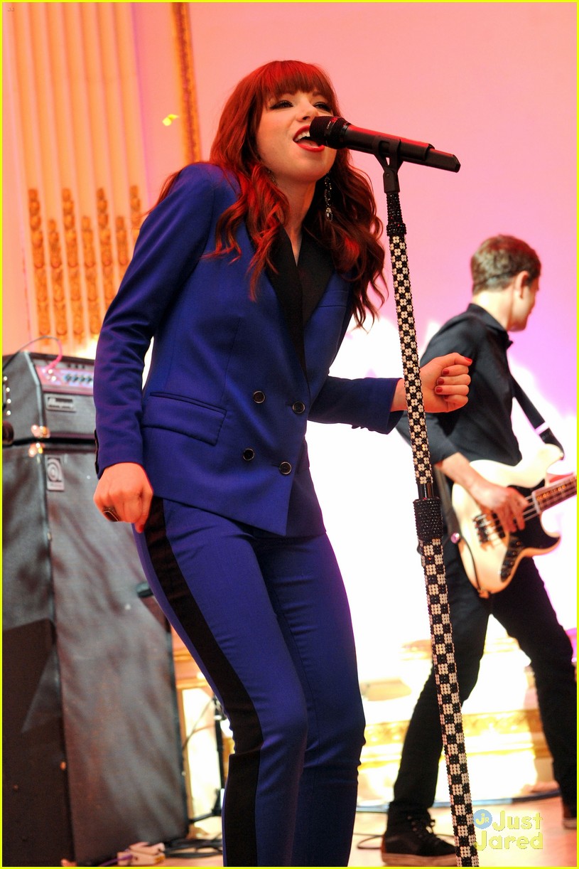 Carly Rae Jepsen: amfAR Inspiration Gala Performance Pics! | Photo ...