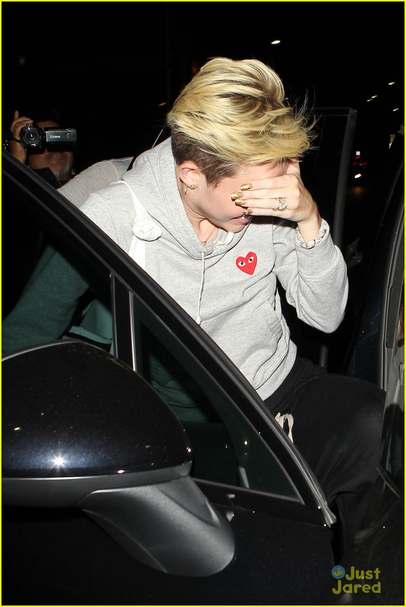 Miley Cyrus: Late Night Doctor's Visit | Photo 570608 - Photo Gallery ...