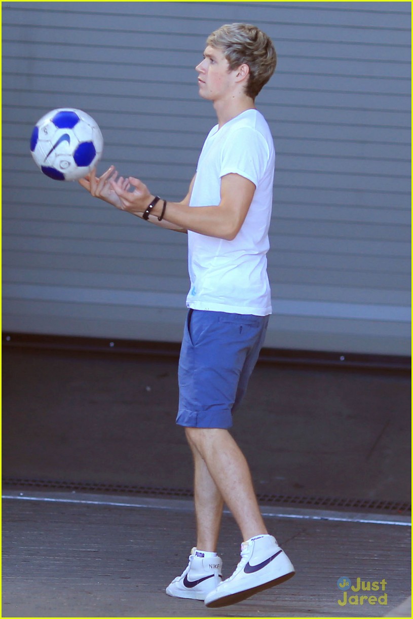 One Direction: Soccer Before Soundcheck in Vancouver | Photo 581660 ...