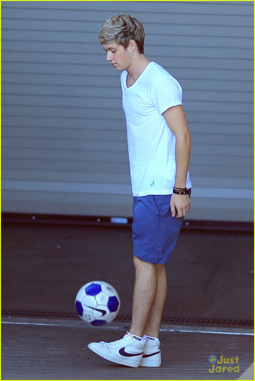 One Direction: Soccer Before Soundcheck in Vancouver | Photo 581662 ...