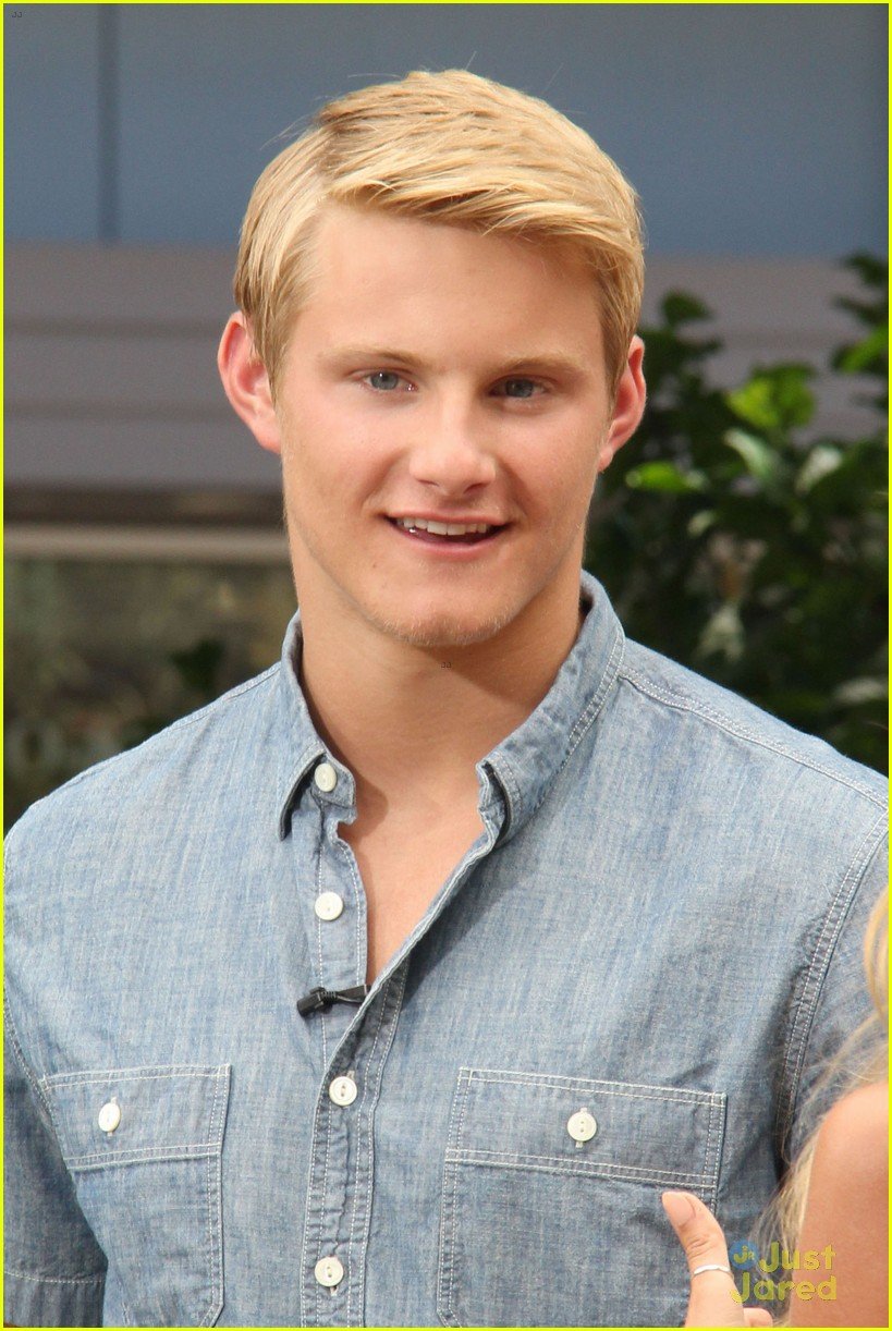 Alexander Ludwig: 'Extra' Appearance at The Grove | Photo 575606 ...
