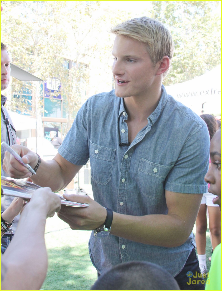 Alexander Ludwig: 'Extra' Appearance at The Grove | Photo 575608 ...