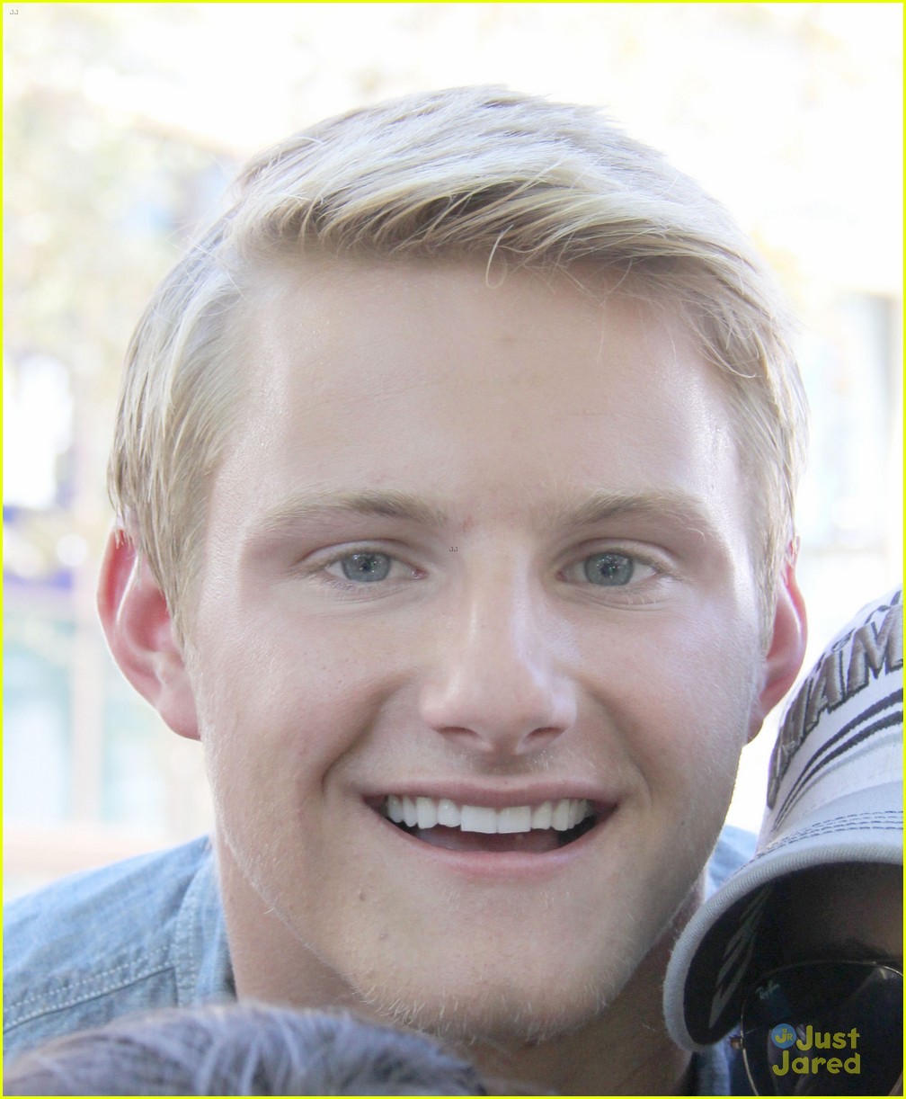 Alexander Ludwig: 'Extra' Appearance at The Grove | Photo 575620 ...