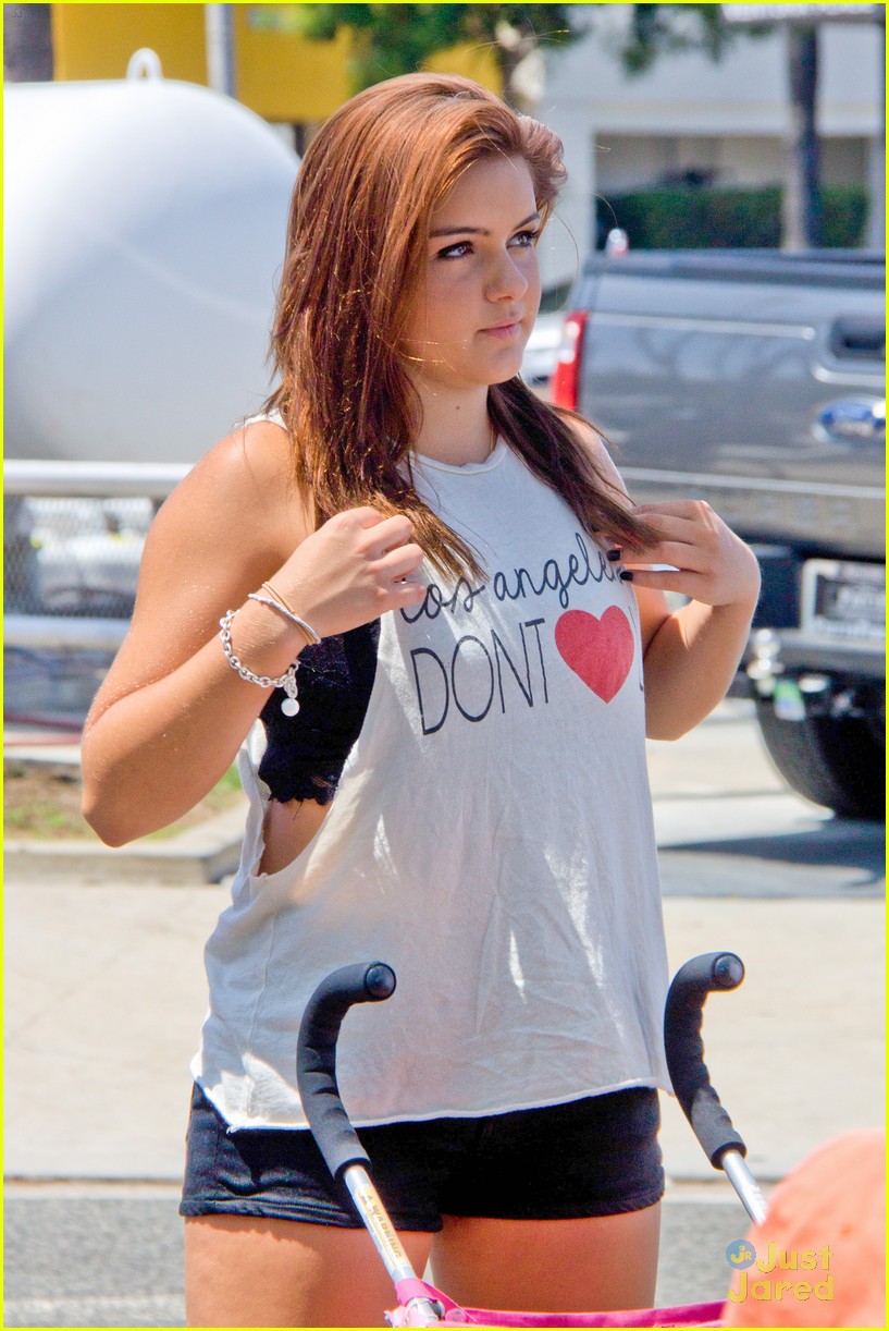 Ariel Winter Sits in Stroller at Farmer's Market | Photo 582018 - Photo ...