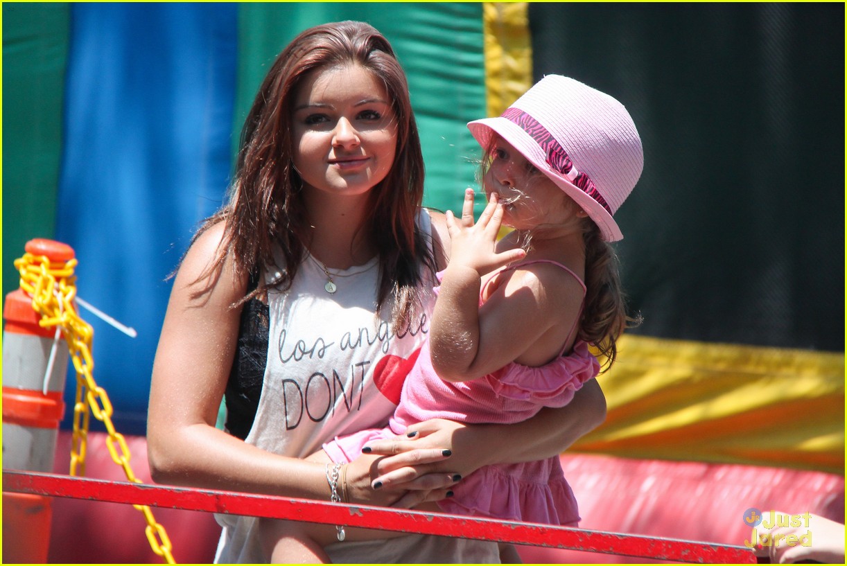 Ariel Winter Sits in Stroller at Farmer's Market | Photo 582019 - Photo ...