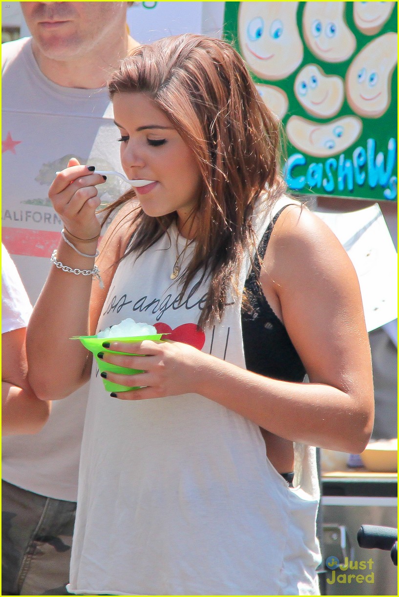 Ariel Winter Sits in Stroller at Farmer's Market | Photo 582020 - Photo ...