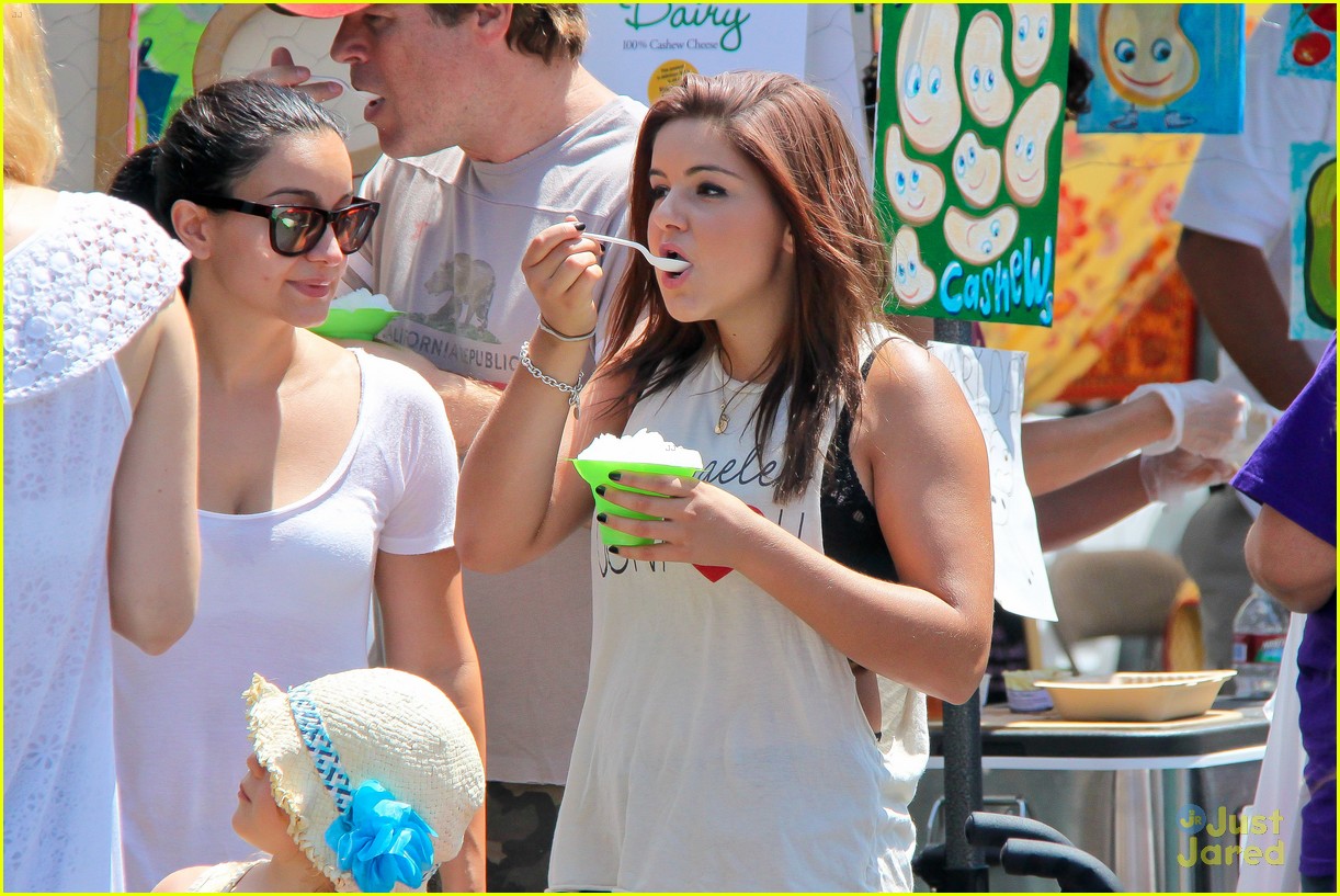 Ariel Winter Sits in Stroller at Farmer's Market | Photo 582029 - Photo ...