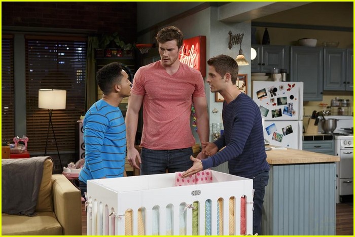 Derek Theler: Playtime on 'Baby Daddy' | Photo 575713 - Photo Gallery ...
