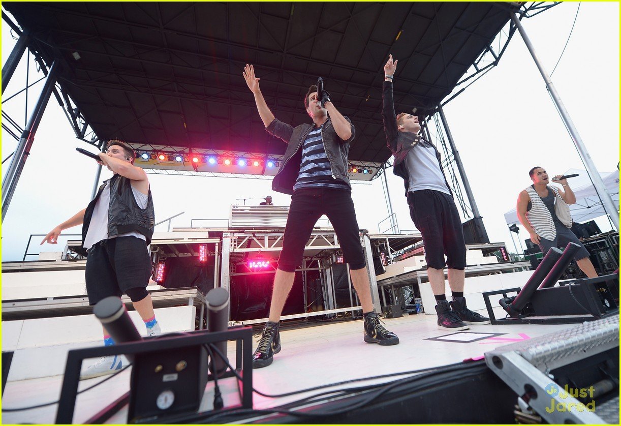 Big Time Rush Perform Free Concert for Newton Families | Photo 580045 ...