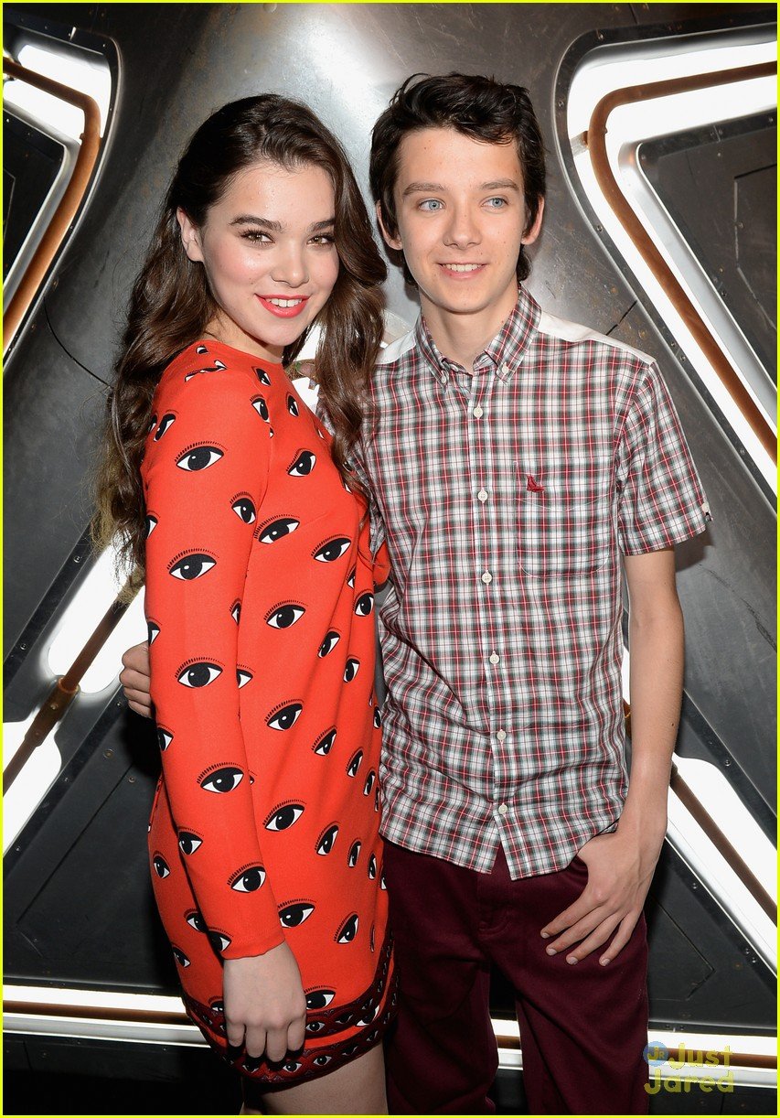 Hailee Steinfeld & Asa Butterfield: 'Ender's Game' Experience at Comic ...