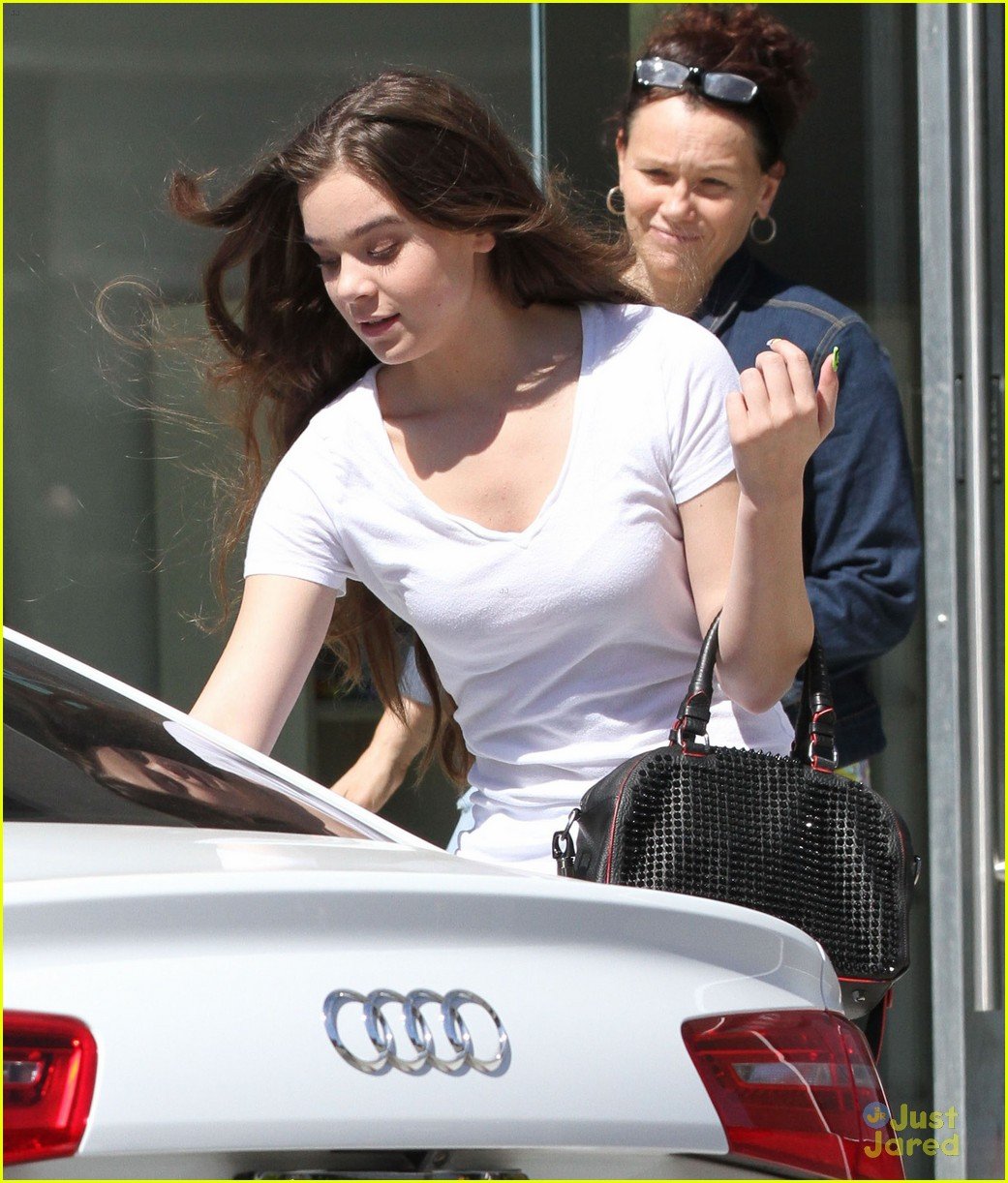 Hailee Steinfeld: Nail Salon Stop | Photo 577671 - Photo Gallery | Just ...