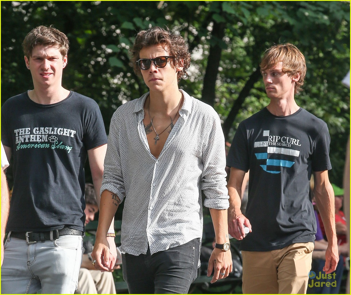 Harry Styles Checks His Phone in NYC | Photo 574622 - Photo Gallery ...