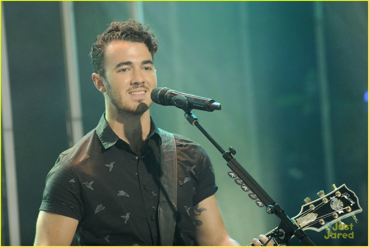 Jonas Brothers: New Music Live Stop | Photo 577963 - Photo Gallery ...