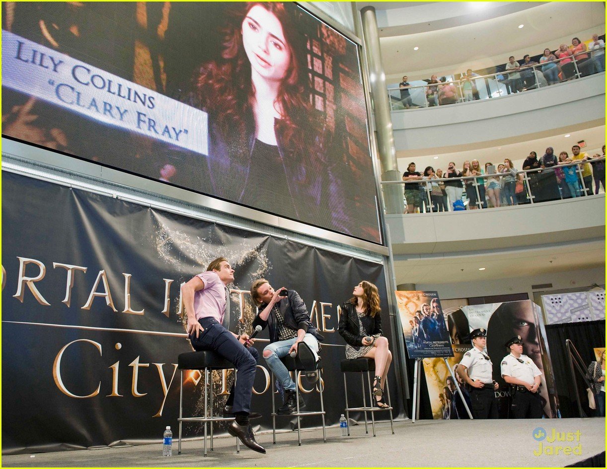 Lily Collins: 'Mortal Instruments' Signing at Mall of America | Photo ...