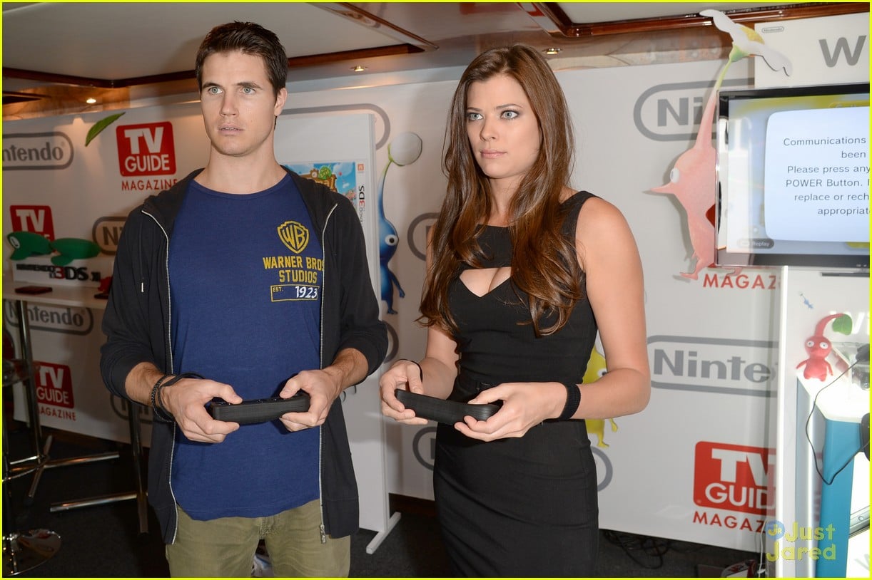 Full Sized Photo of peyton list robbie amell tomorrow people comic con ...