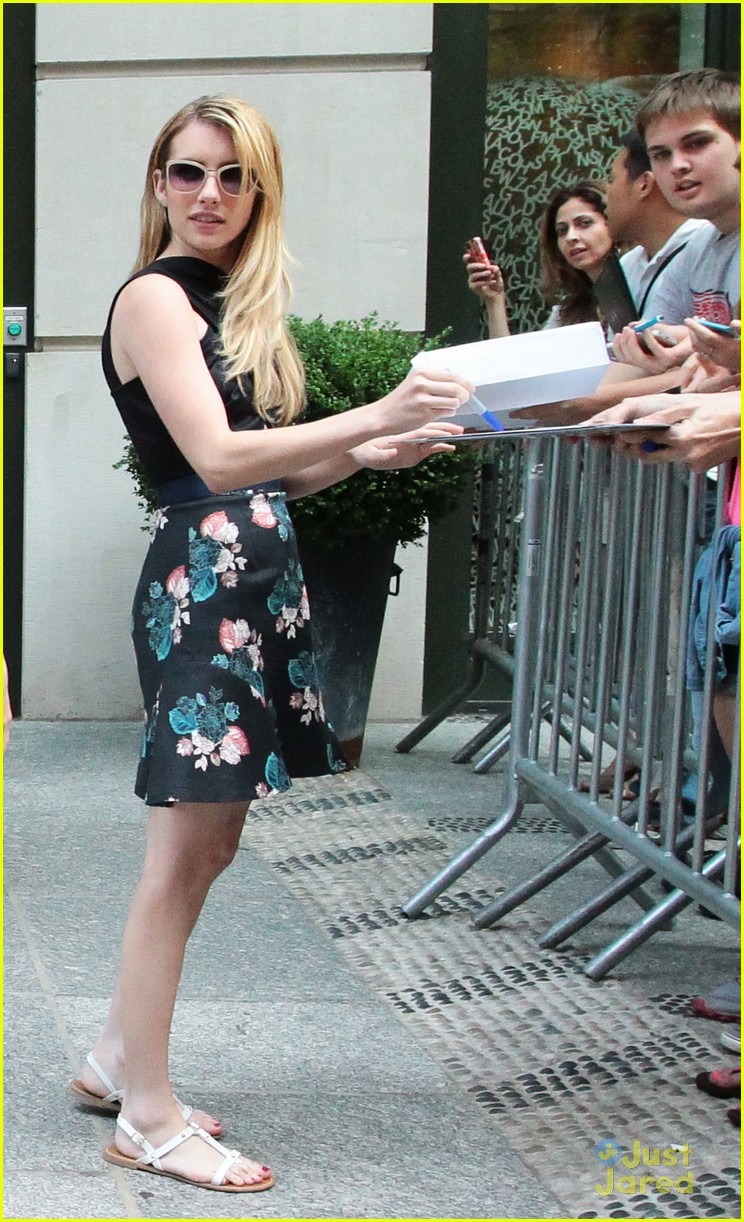 Emma Roberts: Fan Friendly in NYC | Photo 581835 - Photo Gallery | Just ...