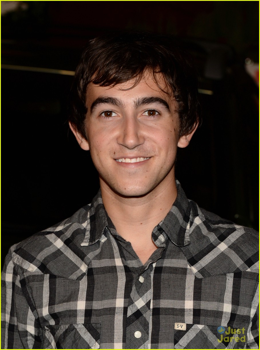 Full Sized Photo of vincent martella phineas star wars 08 | Vincent ...