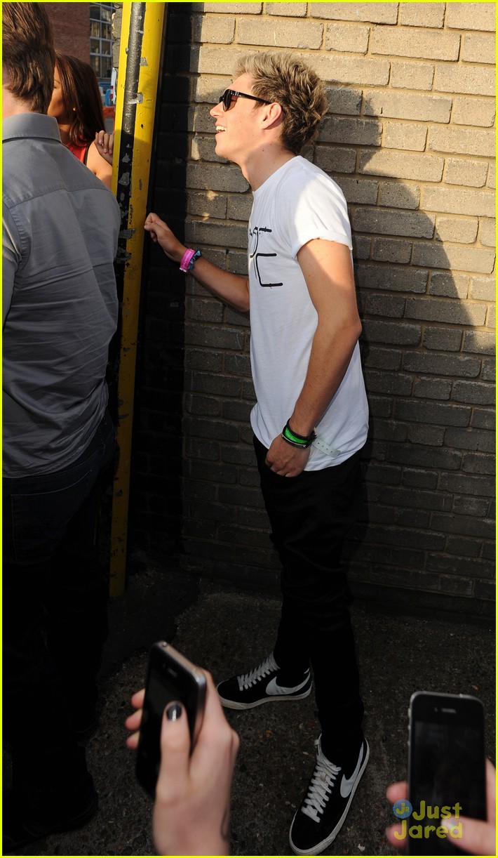 Full Sized Photo of one direction meet fans london 03 | Harry Styles ...