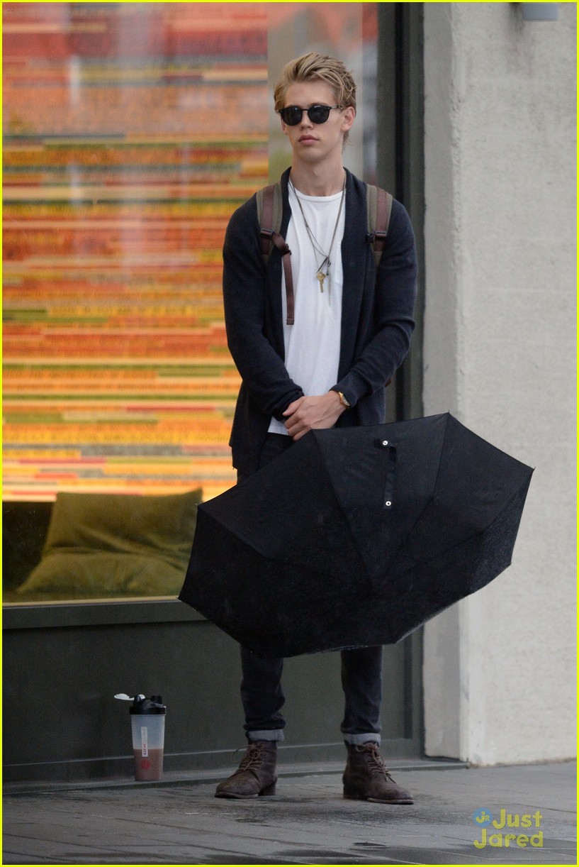 Full Sized Photo of austin butler rain nyc 07 | AnnaSophia Robb: Austin ...