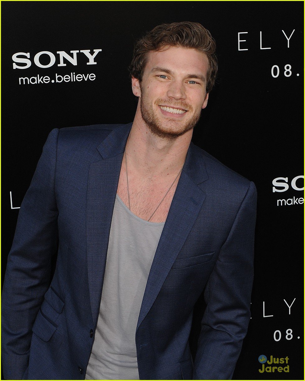 Derek Theler: 'Elysium' Premiere Guy | Photo 585714 - Photo Gallery ...
