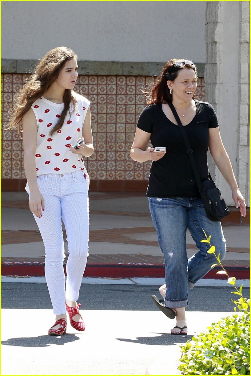 Hailee Steinfeld: Mall Run with Mom Cheri | Photo 584181 - Photo ...