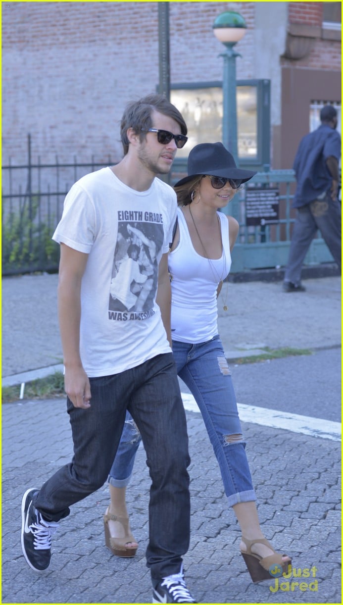 Sarah Hyland & Matt Prokop: New York City Stroll | Photo 590968 - Photo ...