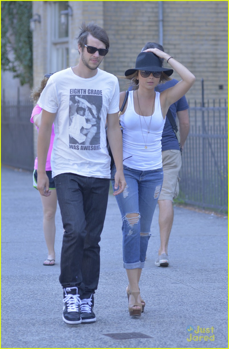 Sarah Hyland & Matt Prokop: New York City Stroll | Photo 590972 - Photo ...