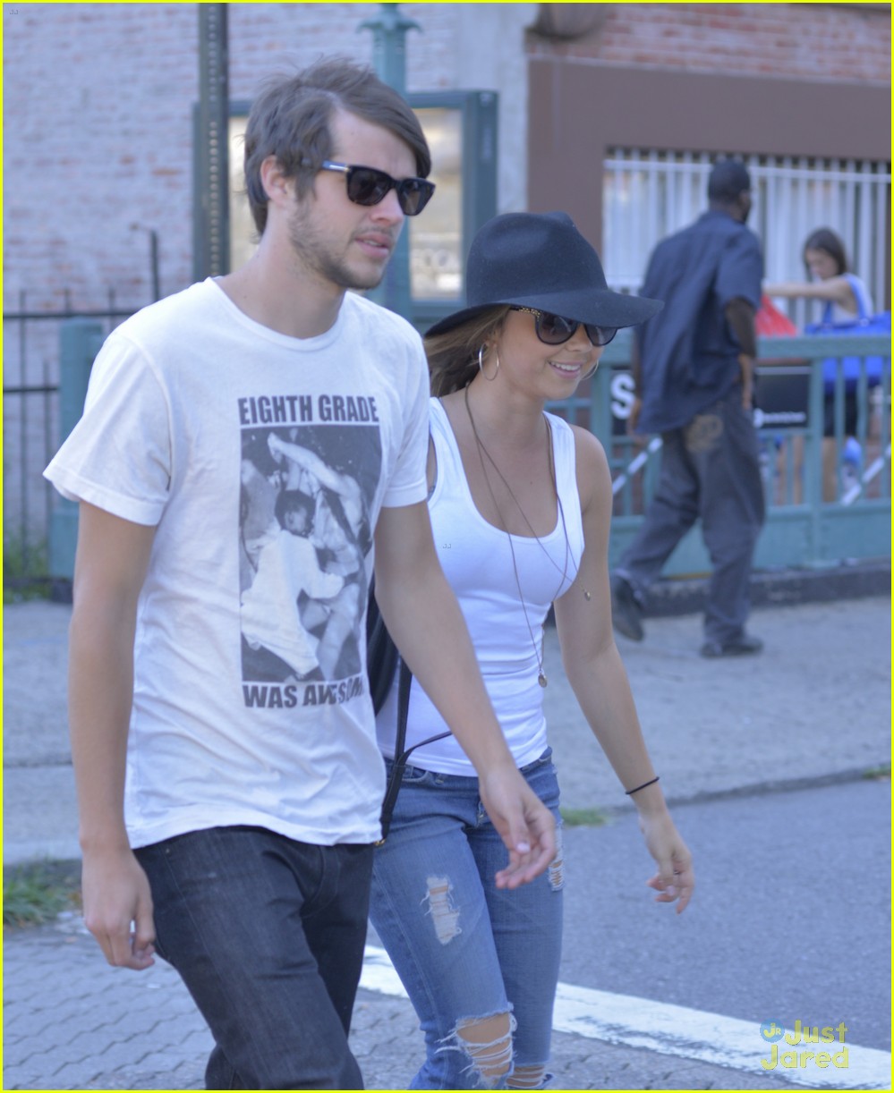Sarah Hyland & Matt Prokop: New York City Stroll | Photo 590974 - Photo ...