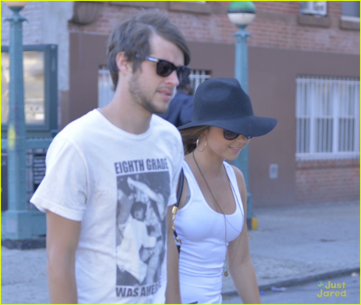 Sarah Hyland & Matt Prokop: New York City Stroll | Photo 590976 - Photo ...