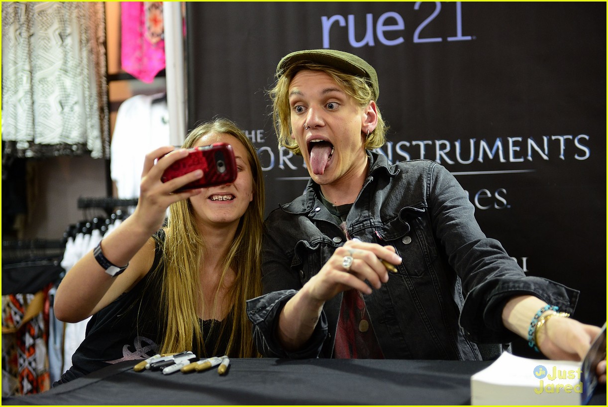 Jamie Campbell Bower: Funny Faces in Philly! | Photo 583696 - Photo ...