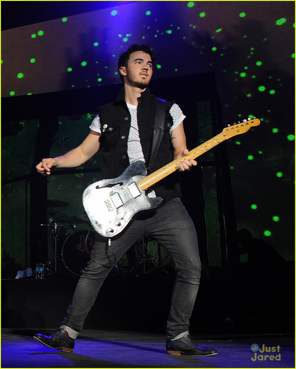 Jonas Brothers: Tampa Performance Pics! | Photo 584261 - Photo Gallery ...
