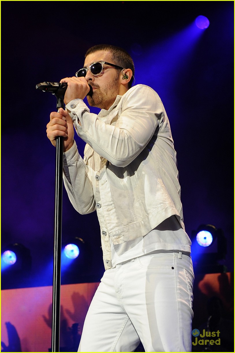 Jonas Brothers: Tampa Performance Pics! | Photo 584262 - Photo Gallery ...