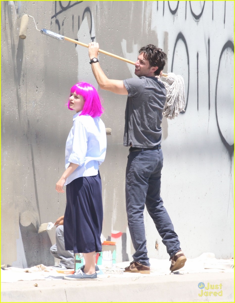 Joey King: Pink Wig for 'Wish I Was Here' | Photo 588461 - Photo ...