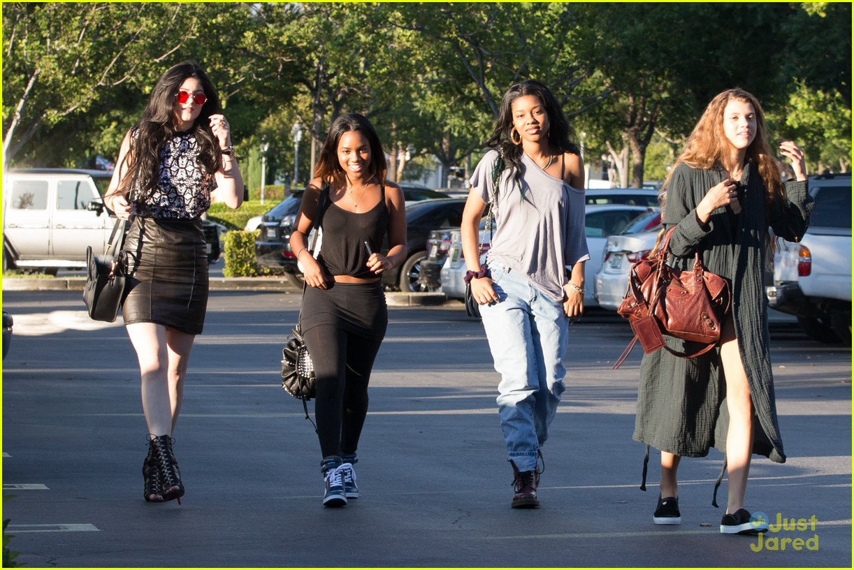 Kylie Jenner: Calabasas Commons Dinner | Photo 592129 - Photo Gallery ...