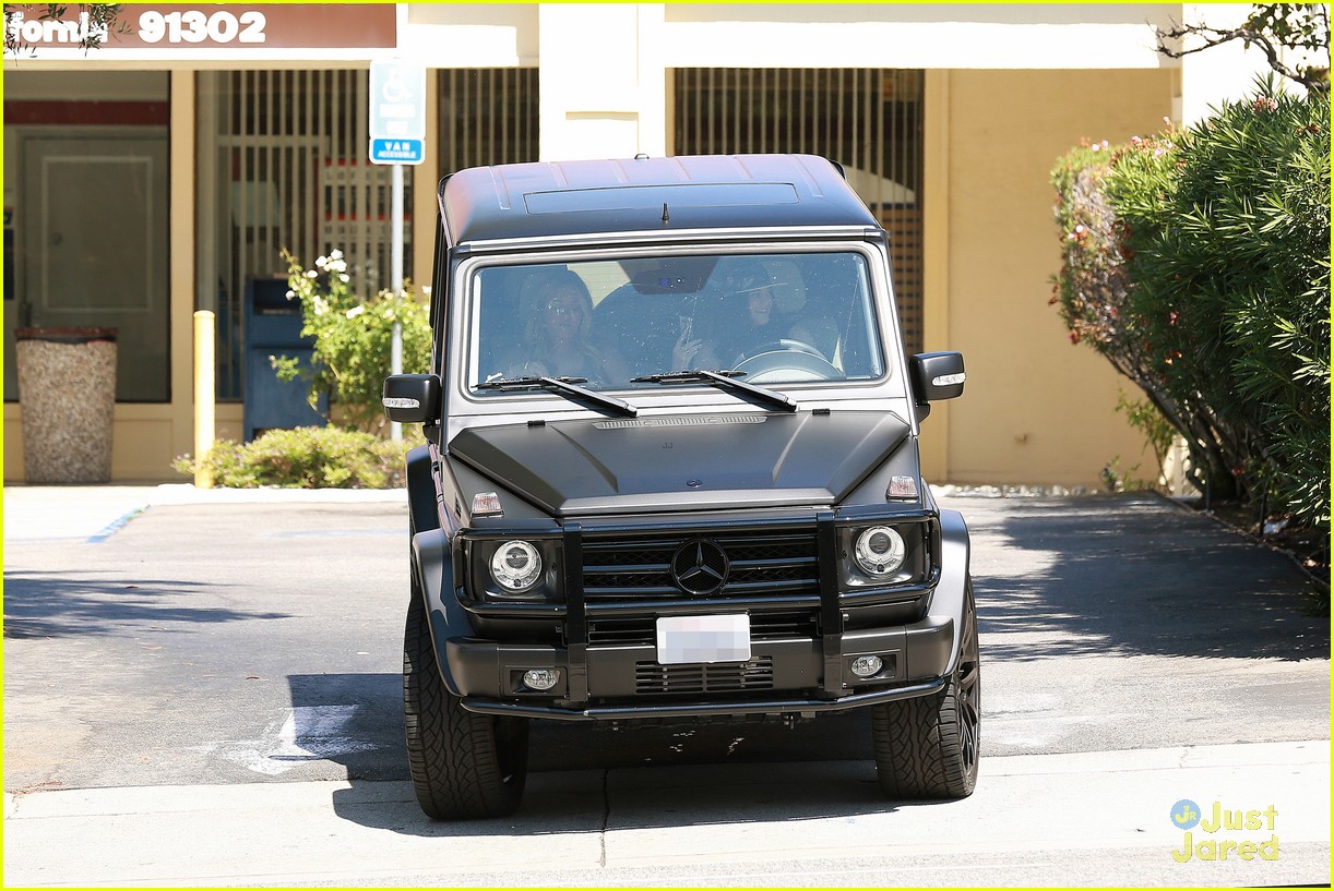 Kylie Jenner Gets Her Driver's License! | Photo 587758 - Photo Gallery ...