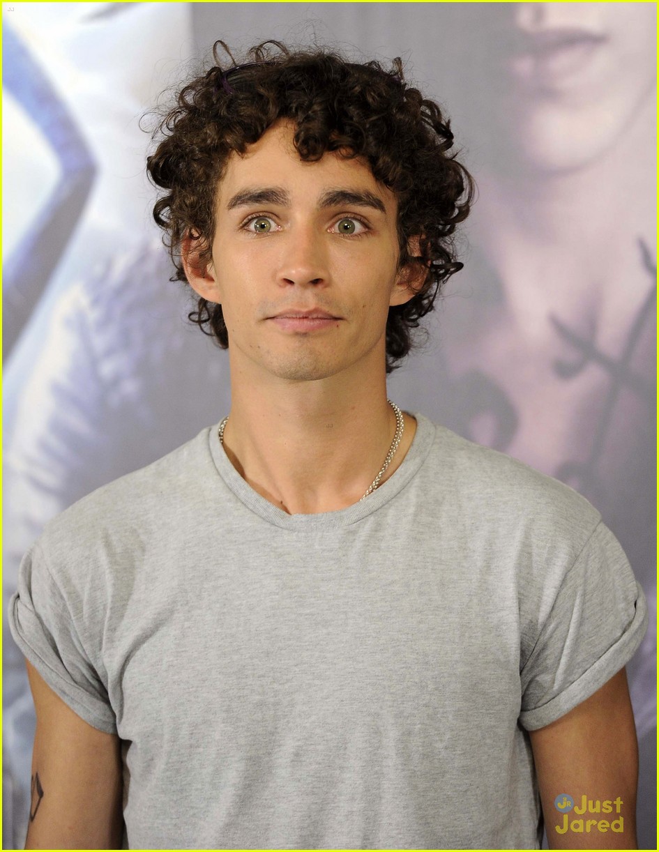 Lily Collins & Robert Sheehan: 'Mortal Instruments' Madrid Premiere ...