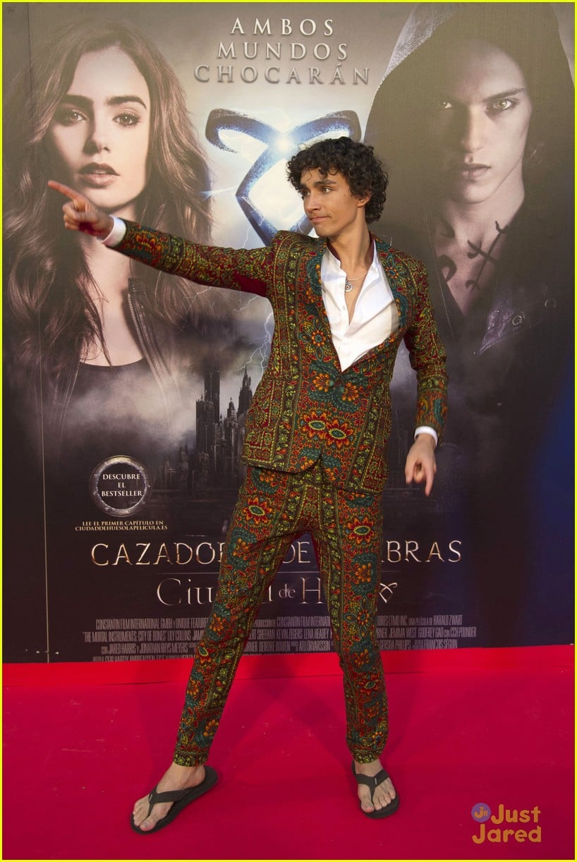 Lily Collins & Robert Sheehan: 'Mortal Instruments' Madrid Premiere ...