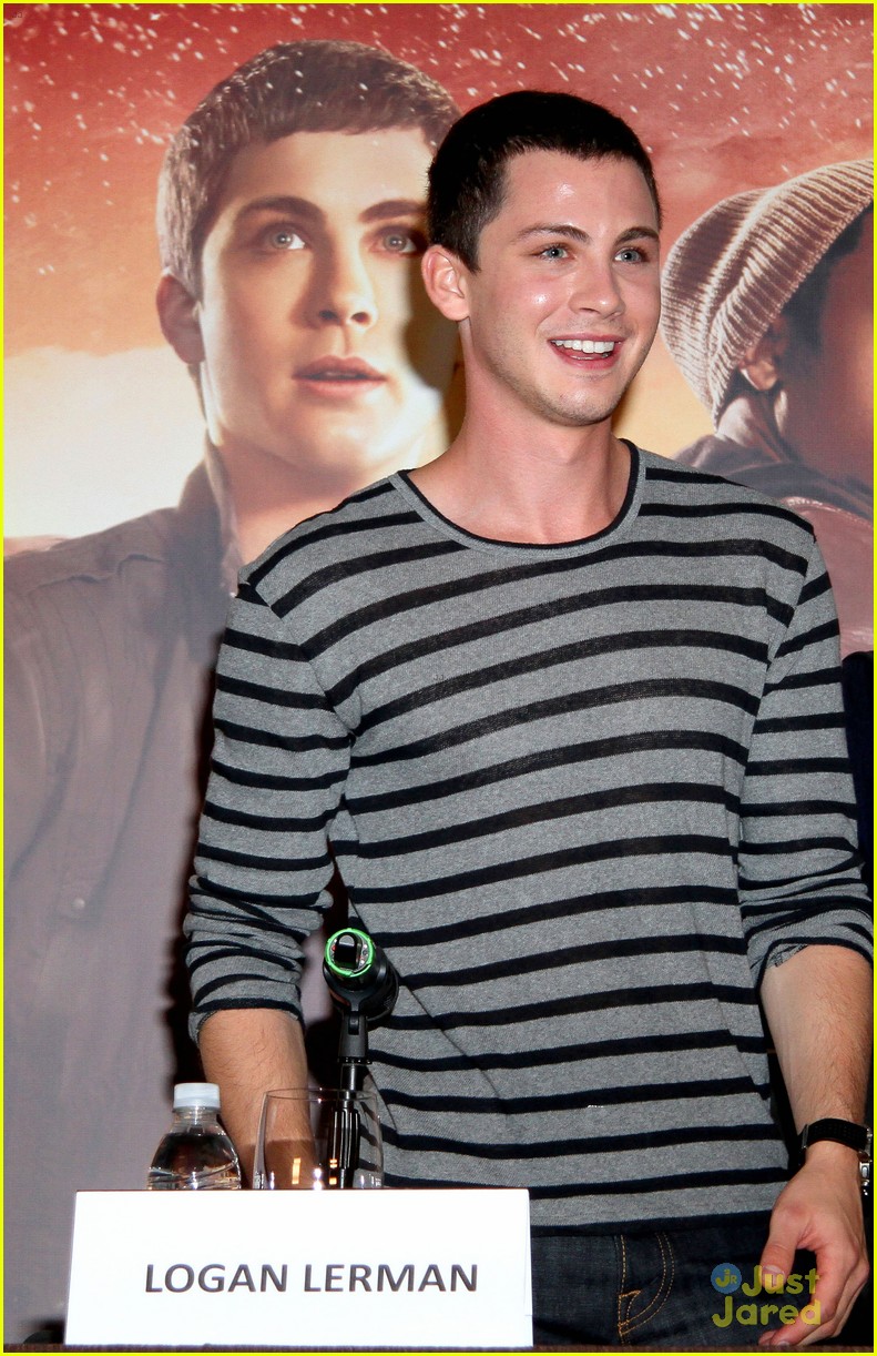 Logan Lerman: Go See 'Blackfish'! | Photo 587893 - Photo Gallery | Just ...