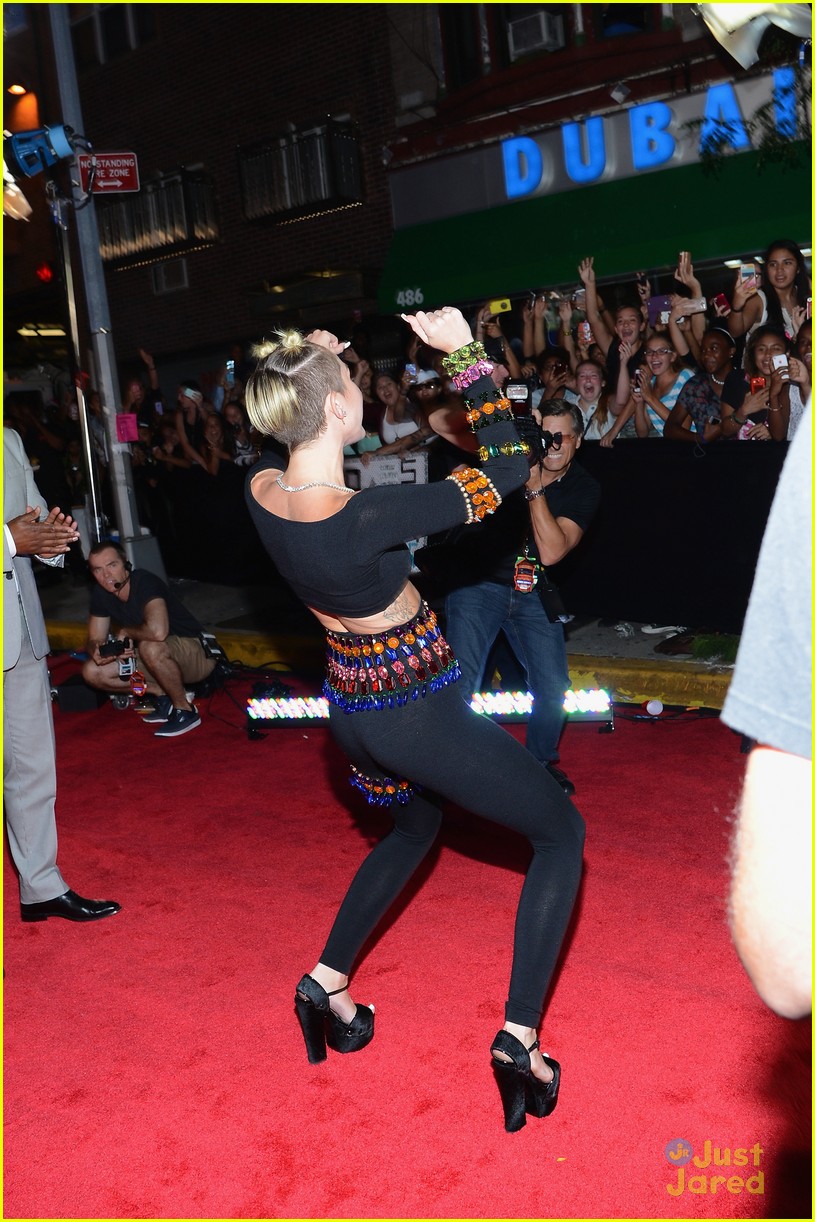 Miley Cyrus - MTV VMAs 2013 | Photo 591205 - Photo Gallery | Just Jared Jr.