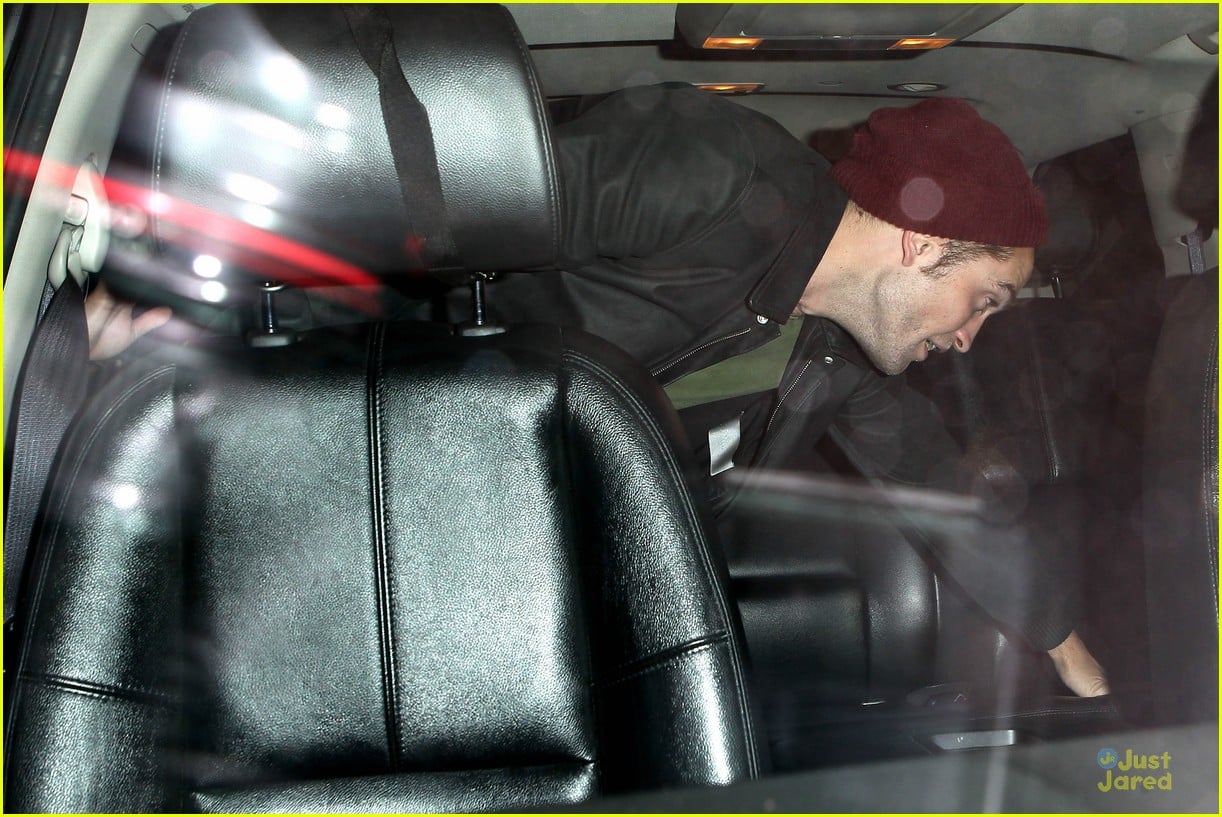 Robert Pattinson Enjoys Bobby Long Concert! | Photo 588703 - Photo ...