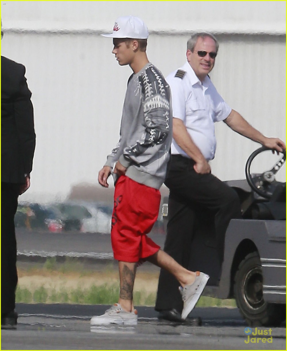 Justin Bieber: Private Plane from Denver to Burbank! | Photo 593396 ...