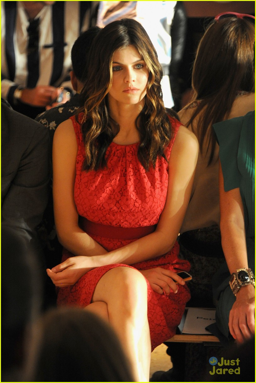 Alexandra Daddario: Front Row at Peter Som! | Photo 594832 - Photo ...